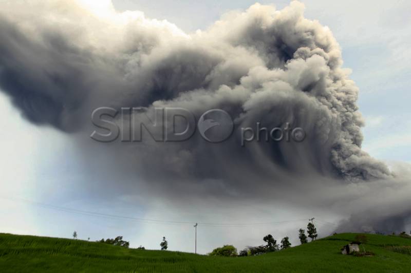 FOTO: Letusan freatik Sinabung 8000 meter