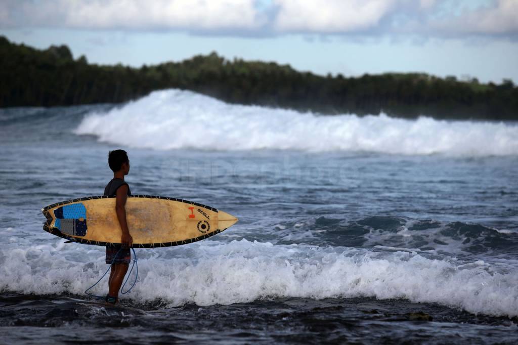 FOTO: Berburu Ombak di Pantai Sorake