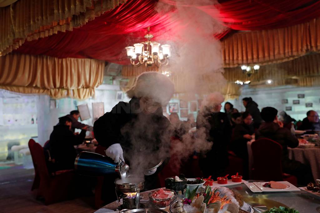 FOTO: Restoran Terbuat dari Balok Es di China