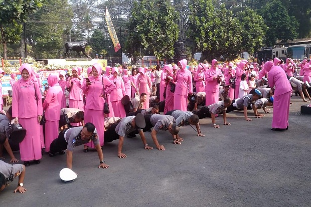Naik Pangkat, Ratusan Polisi Push Up-Squat Jump di Mapolrestabes ...